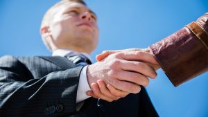 Transaction Brokers: What Are They, Who Should Use One? - Sell Your Home